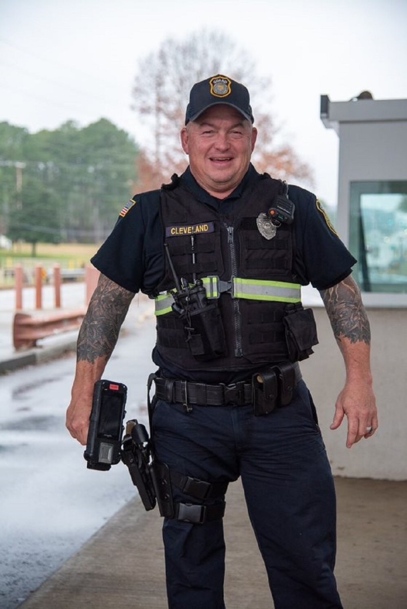 Gate guard's greetings glisten | Article | The United States Army