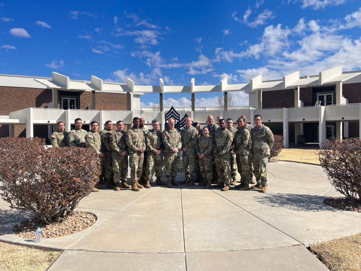 U.S. Army Signal Corps leaders engage USASMA students | Article | The ...
