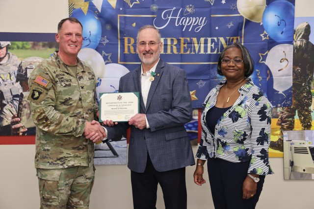 Civilian Senior Communications Mission Planner retires from service ... Civilian Senior Communications Mission Planner retires from service ...