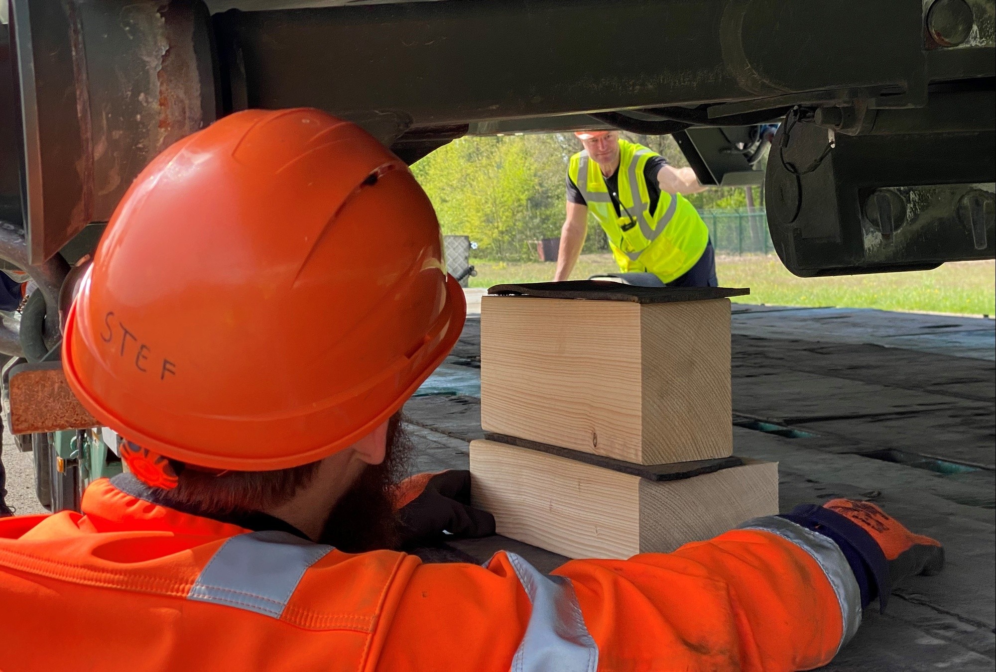 U.S. Army APS-2 worksite in Zutendaal sends entire float bridge system ...