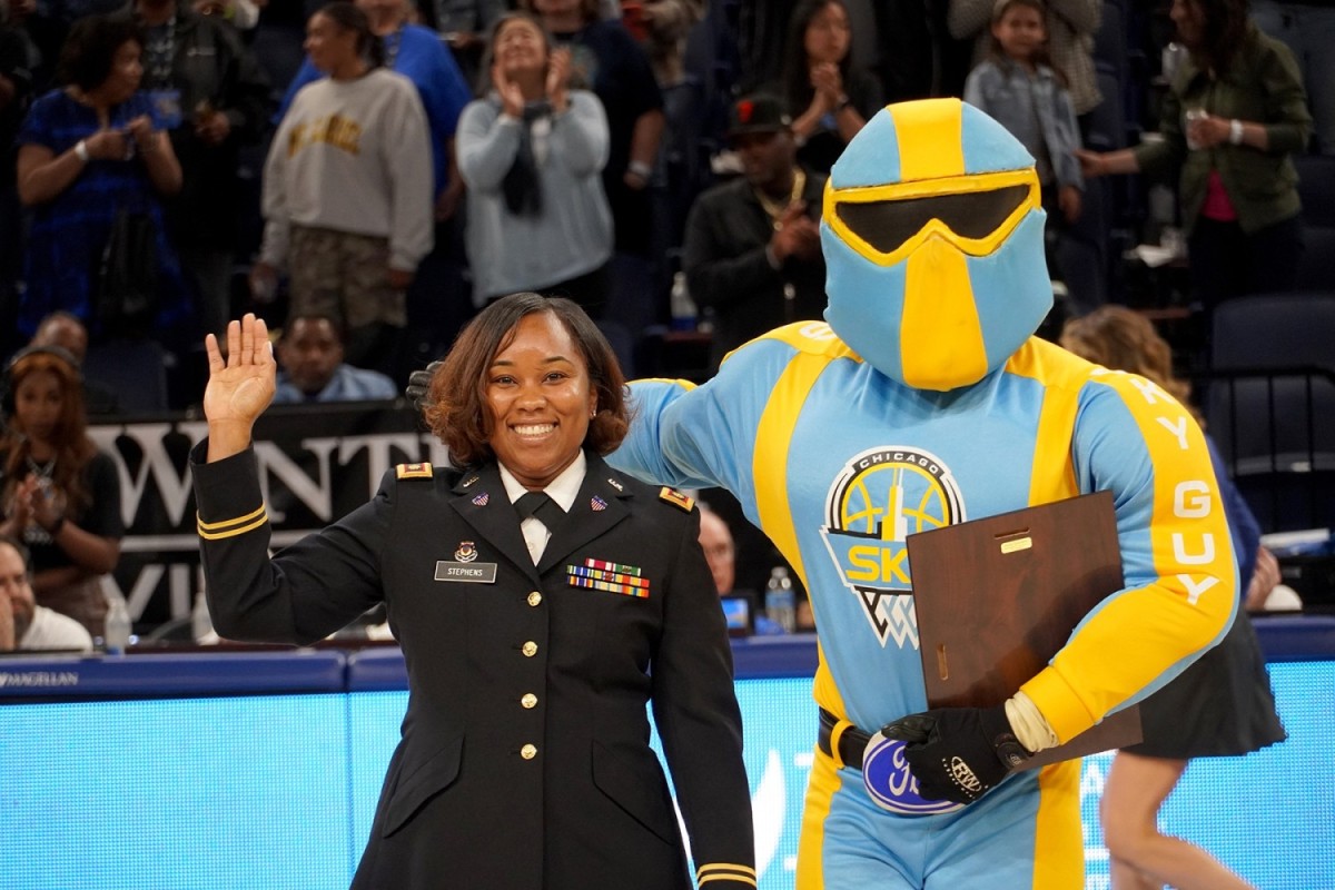 Army Reserve Officer receives honor during Chicago Sky WNBA Juneteenth ...