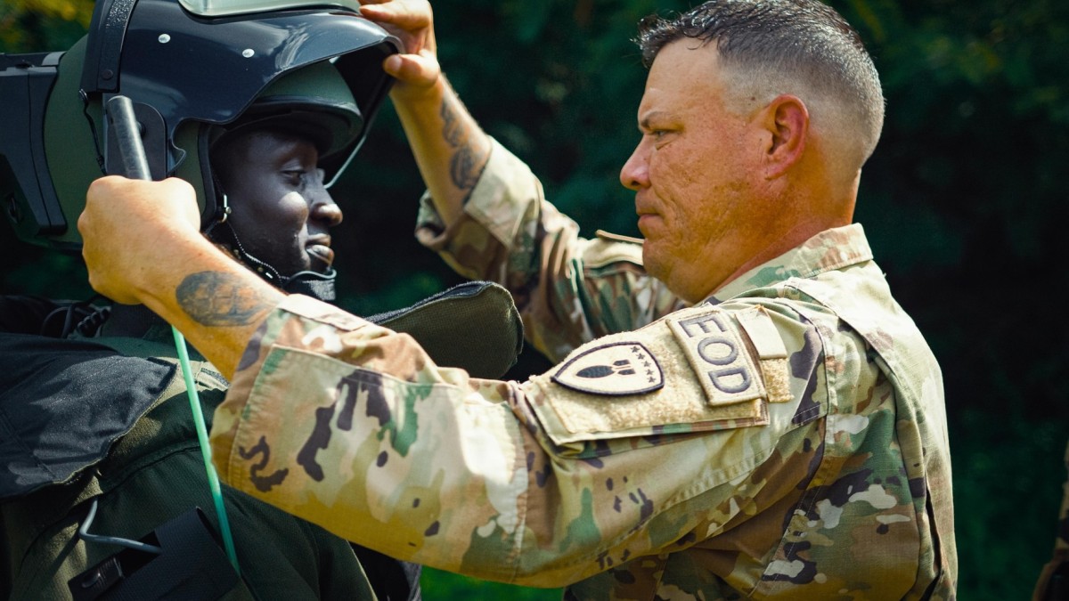 US Army Explosive Ordnance Disposal techs train with Senegalese Armed ...