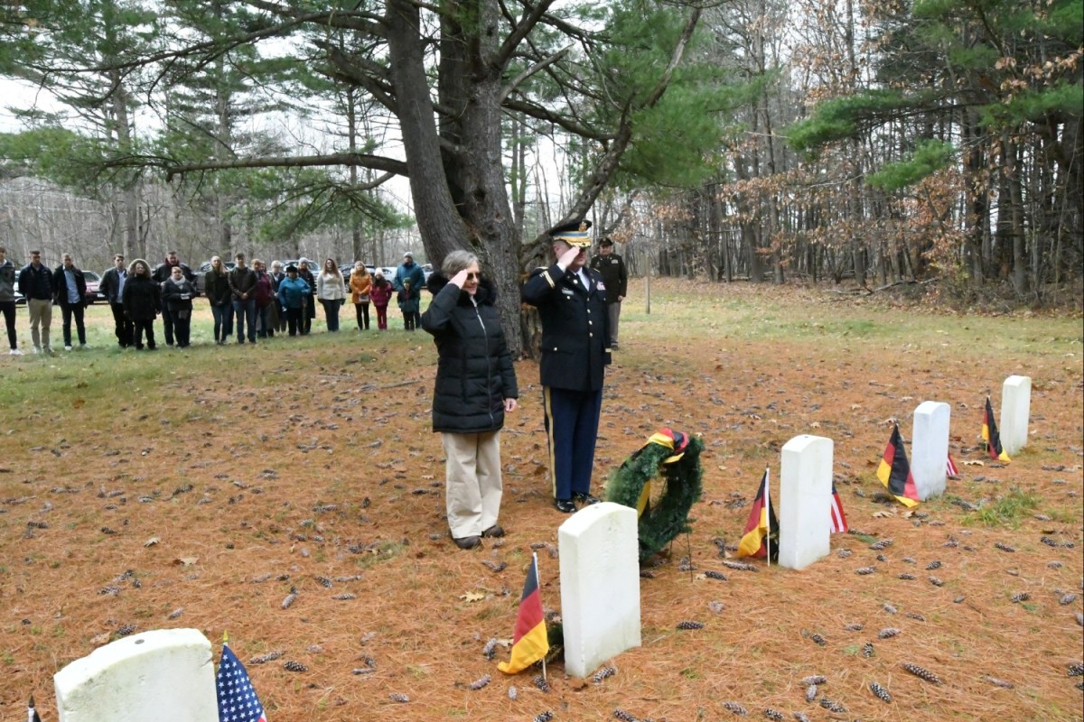 Community members honor fallen during German Remembrance Day at Fort ...