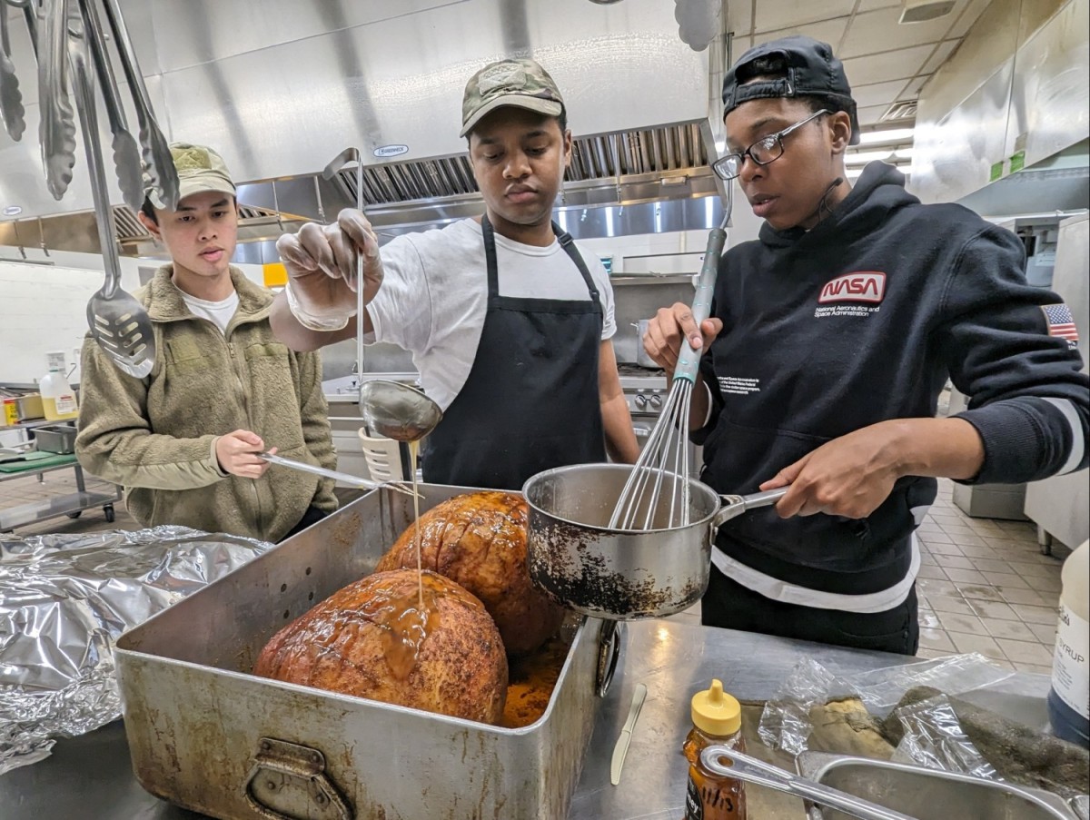 Fort Drum culinary specialists create a memorable Thanksgiving meal for ...
