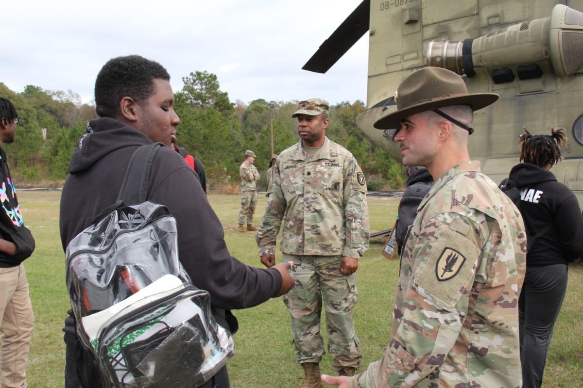 Fort Novosel Aircrew and Soldiers support Army recruiting efforts in ...
