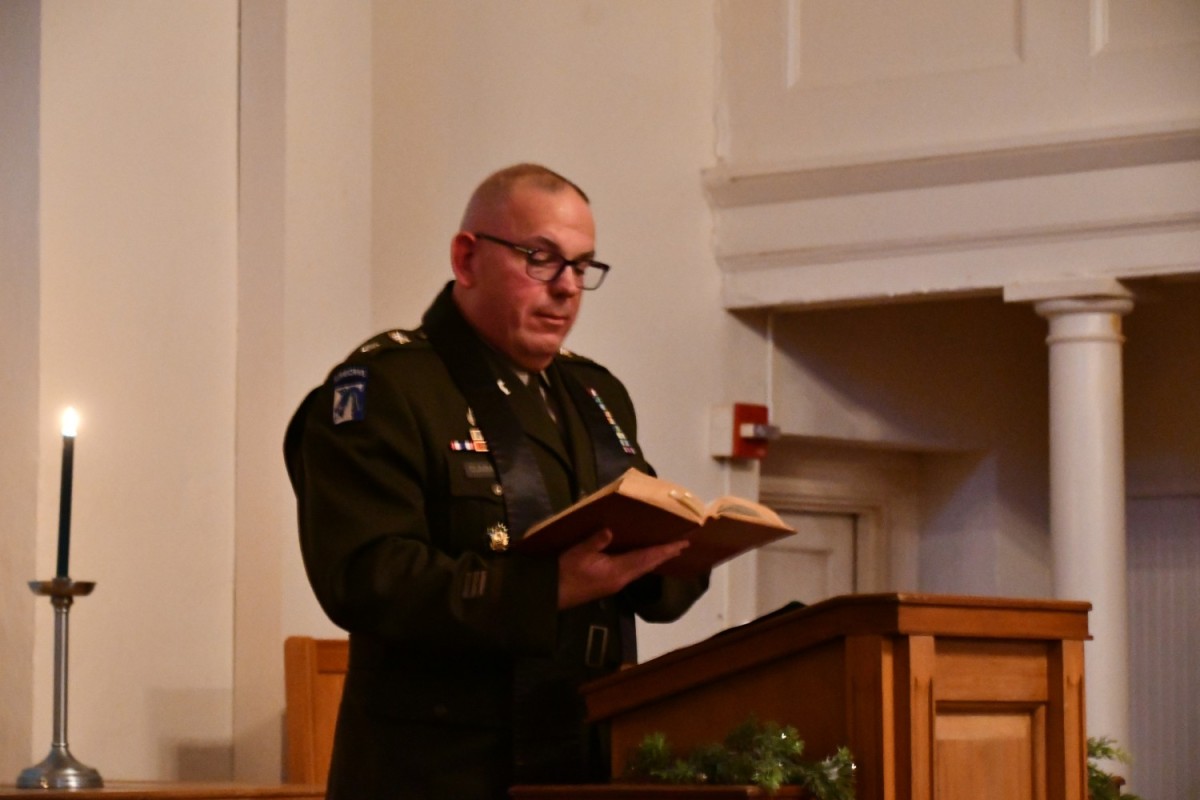 Fort Walker reignites holiday candlelight service at historic church ...