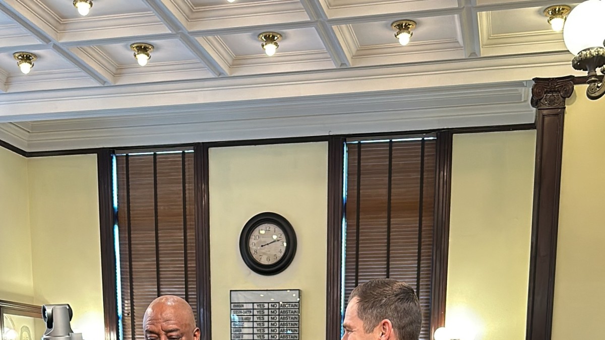 Hunter commander honors fallen by presenting wreath to City of Savannah ...