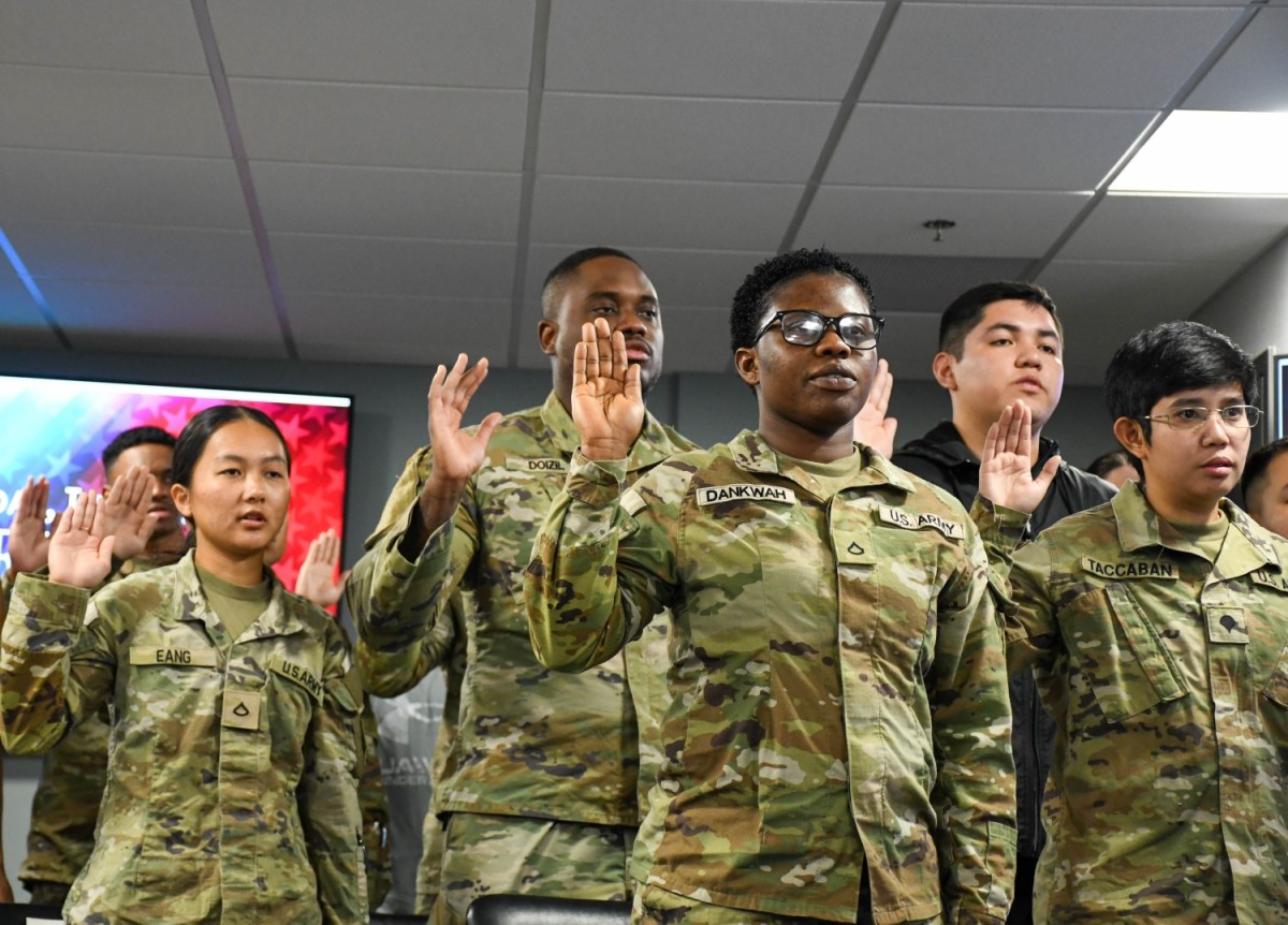 18 Soldiers receive citizenship | Article | The United States Army