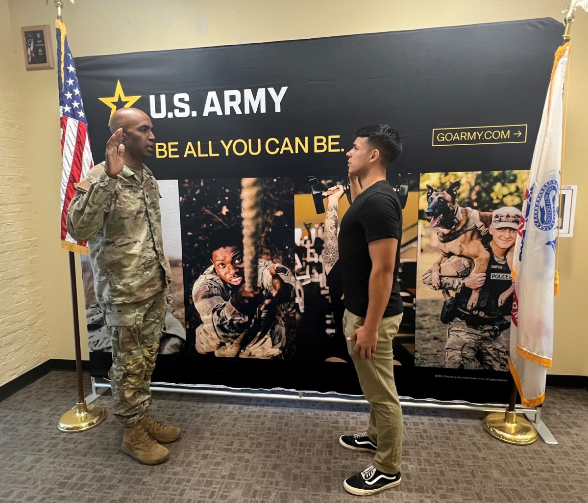 Impromptu Oath of Enlistment administered during Picatinny Arsenal’s ...