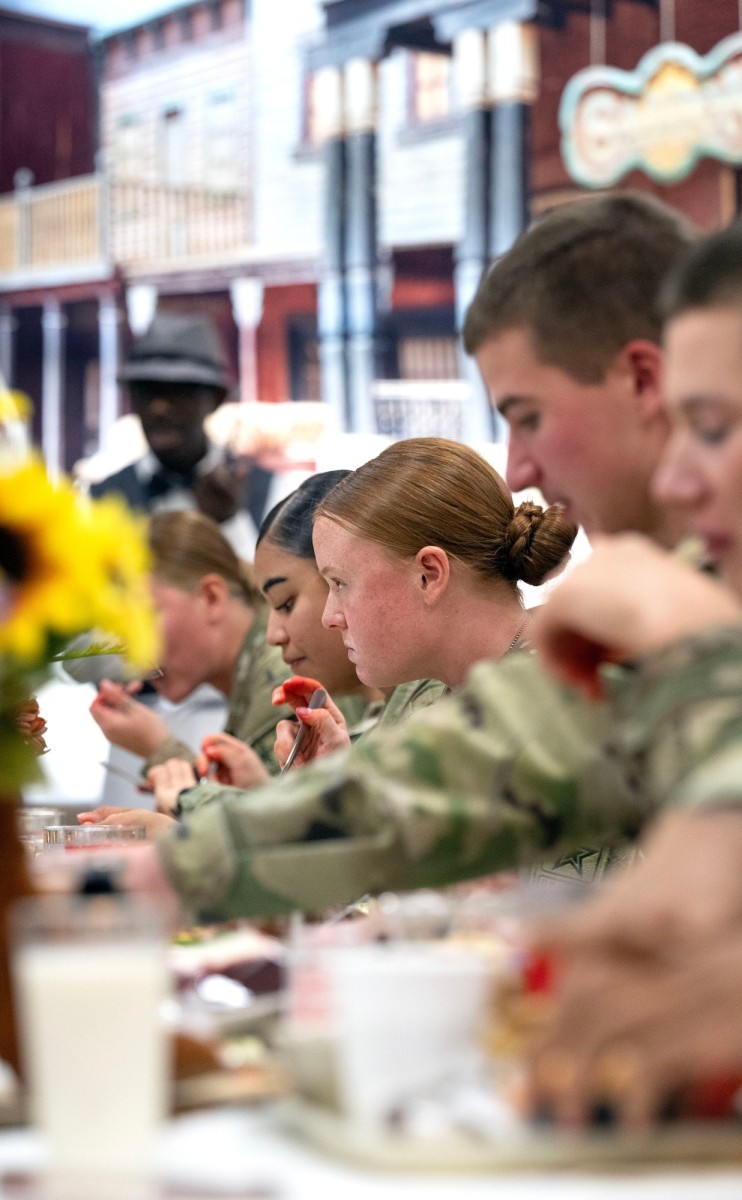 Soldiers ‘gobble’ up their Thanksgiving meals | Article | The United ...