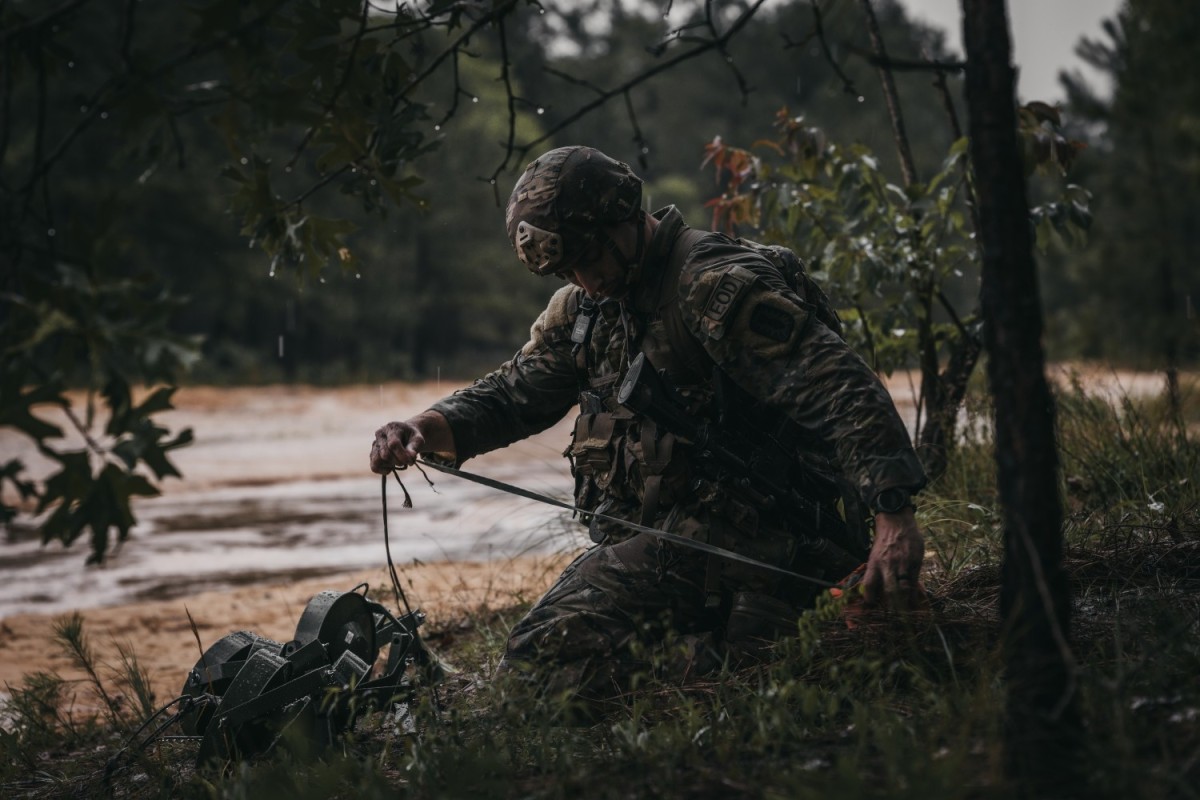 Airborne EOD technicians, Combat Engineers train to enable joint ...