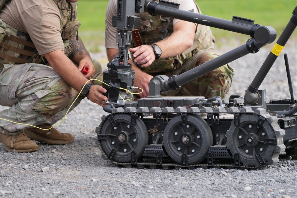US Army Explosive Ordnance Disposal techs participate in interagency ...