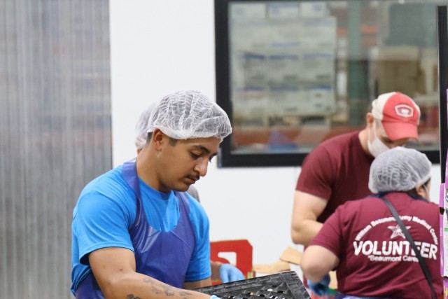 Fort Bliss soldiers united in service with El Pasoans Fighting Hunger ...