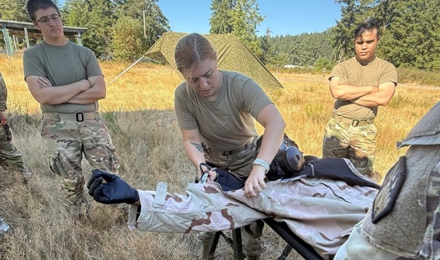 US Army medic recognized for helping injured biker during hiking trip ...