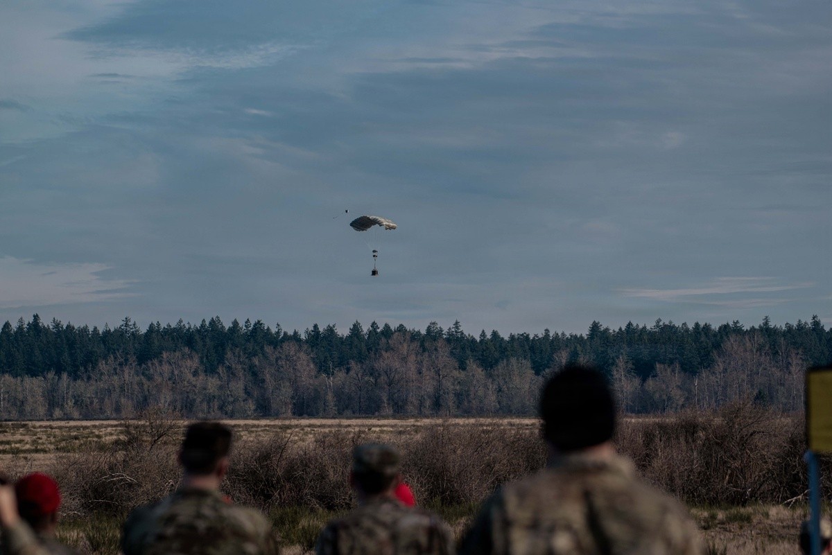 1st Special Forces Group (Airborne) Parachute Riggers make history on ...
