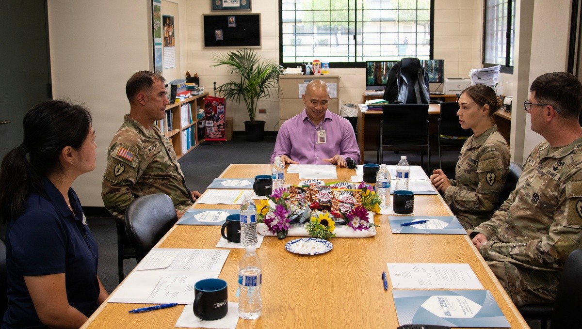 Aviation Soldiers Set the Example for Mililani Middle School | Article ...