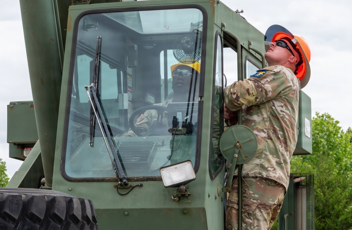 Army Engineer School transforms crane training to meet force readiness ...